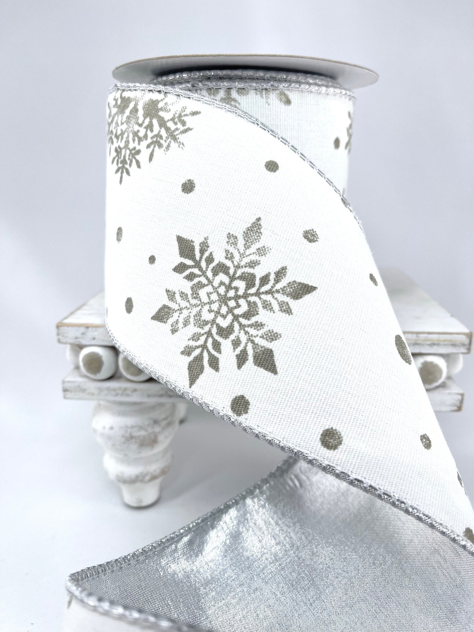 White and gray snowflake 4” - Greenery Market